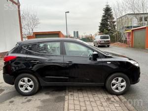 Black Hyundai ix35 2012 in Ogre, with an engine capacity of 2.00 L and mileage of 151 thousand km for 6995 €, photo 8 on AUTOMOTO.COM.LV