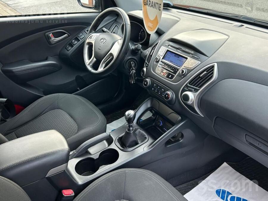 Black Hyundai ix35 2012 in Ogre, with an engine capacity of 2.00 L and mileage of 151 thousand km for 6995 €, photo 9 on AUTOMOTO.COM.LV