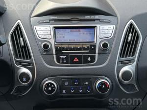Black Hyundai ix35 2012 in Ogre, with an engine capacity of 2.00 L and mileage of 151 thousand km for 6995 €, photo 11 on AUTOMOTO.COM.LV
