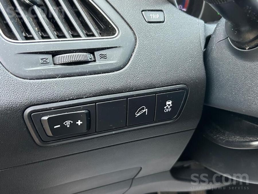 Black Hyundai ix35 2012 in Ogre, with an engine capacity of 2.00 L and mileage of 151 thousand km for 6995 €, photo 12 on AUTOMOTO.COM.LV