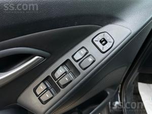 Black Hyundai ix35 2012 in Ogre, with an engine capacity of 2.00 L and mileage of 151 thousand km for 6995 €, photo 13 on AUTOMOTO.COM.LV