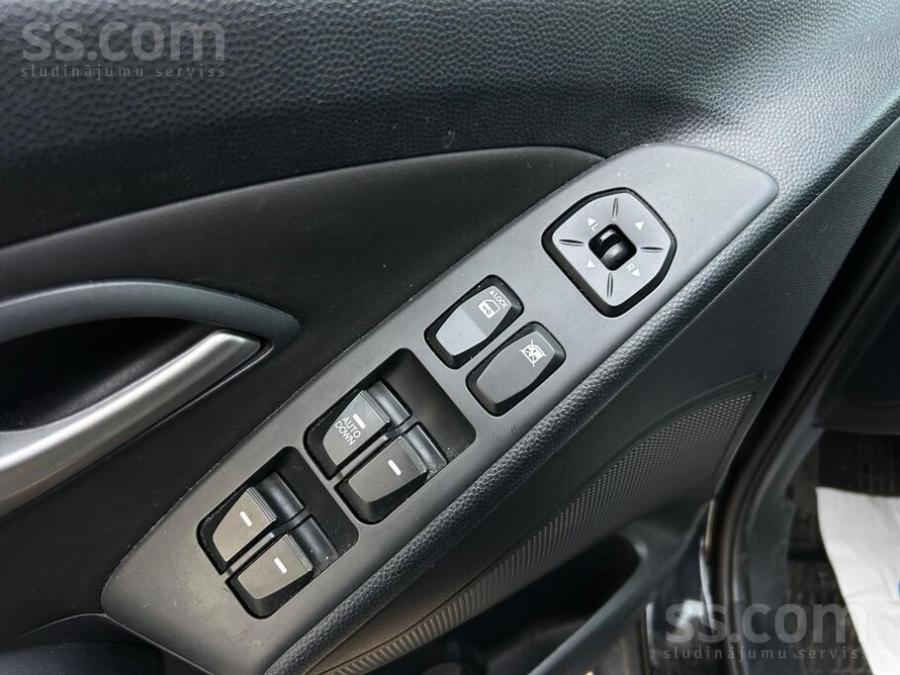 Black Hyundai ix35 2012 in Ogre, with an engine capacity of 2.00 L and mileage of 151 thousand km for 6995 €, photo 13 on AUTOMOTO.COM.LV