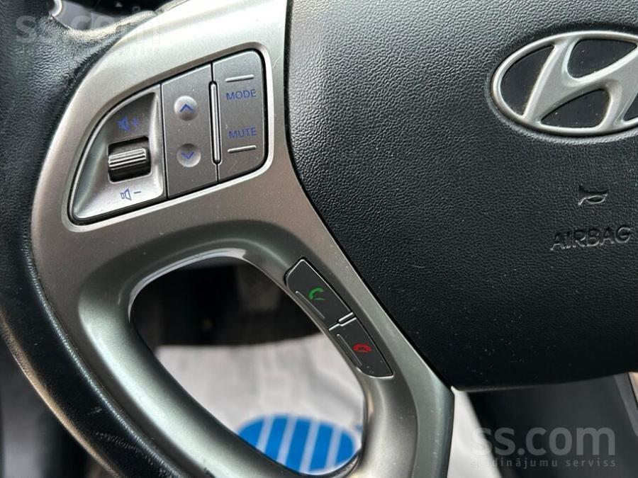Black Hyundai ix35 2012 in Ogre, with an engine capacity of 2.00 L and mileage of 151 thousand km for 6995 €, photo 14 on AUTOMOTO.COM.LV