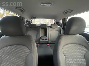 Black Hyundai ix35 2012 in Ogre, with an engine capacity of 2.00 L and mileage of 151 thousand km for 6995 €, photo 16 on AUTOMOTO.COM.LV