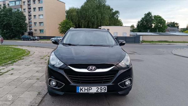 Black Hyundai ix35 2012 in Panevezys, with an engine capacity of 2.00 L and mileage of 228 thousand km for 5900 €, photo 1 on AUTOMOTO.COM.LV