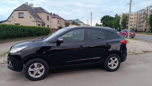 Black Hyundai ix35 2012 in Panevezys, with an engine capacity of 2.00 L and mileage of 228 thousand km for 5900 €, photo 2 on AUTOMOTO.COM.LV