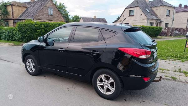 Black Hyundai ix35 2012 in Panevezys, with an engine capacity of 2.00 L and mileage of 228 thousand km for 5900 €, photo 5 on AUTOMOTO.COM.LV