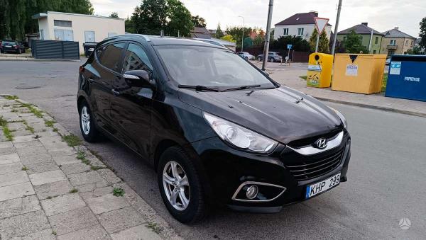 Black Hyundai ix35 2012 in Panevezys, with an engine capacity of 2.00 L and mileage of 228 thousand km for 5900 €, photo 8 on AUTOMOTO.COM.LV