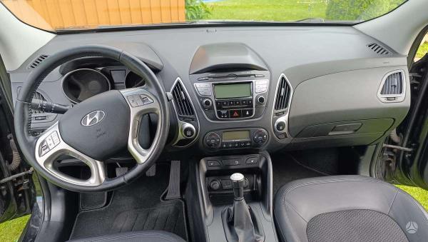 Black Hyundai ix35 2012 in Panevezys, with an engine capacity of 2.00 L and mileage of 228 thousand km for 5900 €, photo 9 on AUTOMOTO.COM.LV
