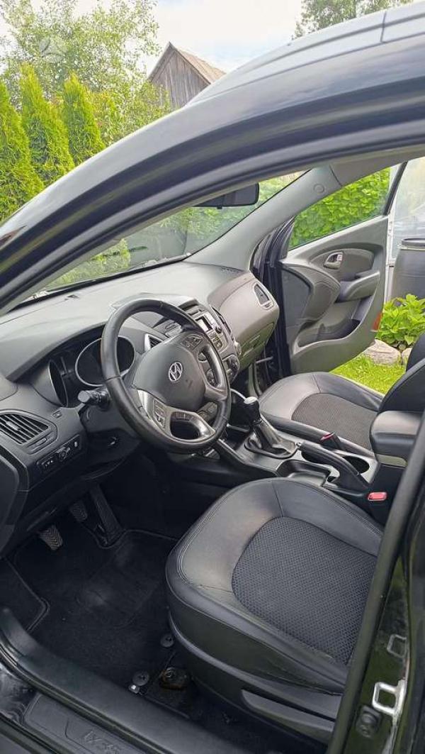 Black Hyundai ix35 2012 in Panevezys, with an engine capacity of 2.00 L and mileage of 228 thousand km for 5900 €, photo 10 on AUTOMOTO.COM.LV
