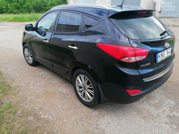 Black Hyundai ix35 2012 in Utena, with an engine capacity of 2.00 L and mileage of 379 thousand km for 3150 €, photo 9 on AUTOMOTO.COM.LV