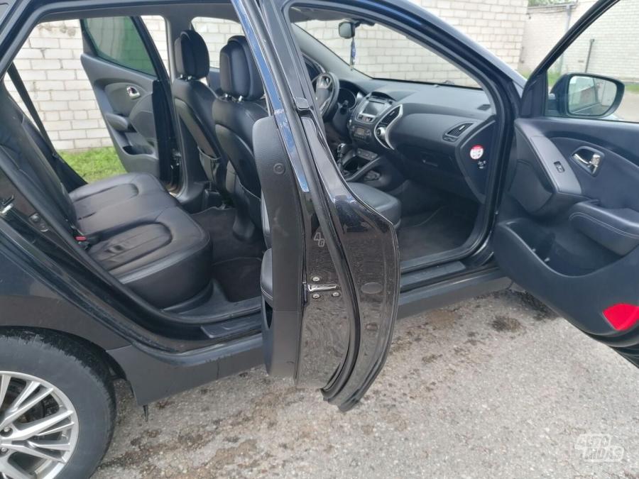Black Hyundai ix35 2012 in Utena, with an engine capacity of 2.00 L and mileage of 379 thousand km for 3150 €, photo 19 on AUTOMOTO.COM.LV