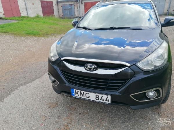 Black Hyundai ix35 2012 in Moletai, with an engine capacity of 2.00 L and mileage of 379 thousand km for 3150 €, photo 3 on AUTOMOTO.COM.LV
