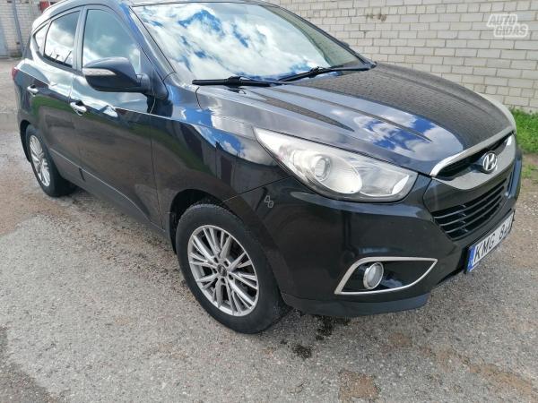 Black Hyundai ix35 2012 in Moletai, with an engine capacity of 2.00 L and mileage of 379 thousand km for 3150 €, photo 4 on AUTOMOTO.COM.LV