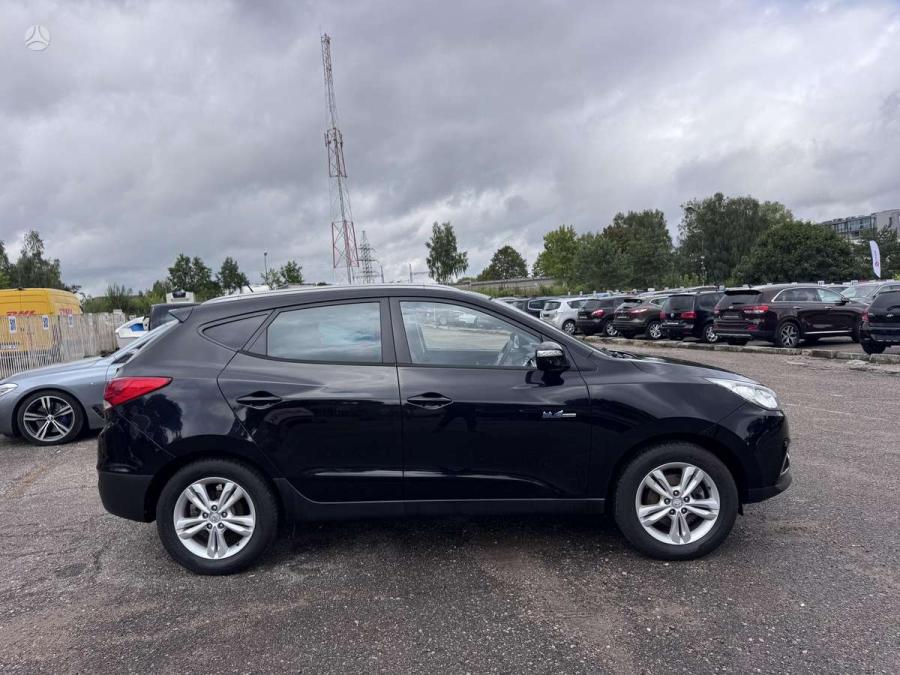 Black Hyundai ix35 2012 in Alytus, with an engine capacity of 1.59 L and mileage of 220 thousand km for 5950 €, photo 8 on AUTOMOTO.COM.LV