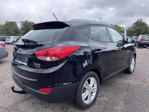 Black Hyundai ix35 2012 in Alytus, with an engine capacity of 1.59 L and mileage of 220 thousand km for 5950 €, photo 10 on AUTOMOTO.COM.LV