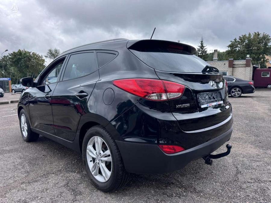 Black Hyundai ix35 2012 in Alytus, with an engine capacity of 1.59 L and mileage of 220 thousand km for 5950 €, photo 11 on AUTOMOTO.COM.LV
