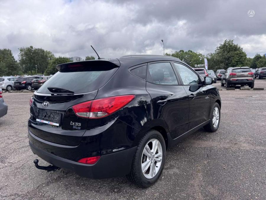 Black Hyundai ix35 2012 in Alytus, with an engine capacity of 1.59 L and mileage of 220 thousand km for 5950 €, photo 12 on AUTOMOTO.COM.LV
