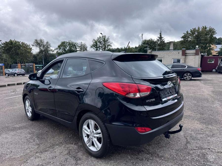 Black Hyundai ix35 2012 in Alytus, with an engine capacity of 1.59 L and mileage of 220 thousand km for 5950 €, photo 13 on AUTOMOTO.COM.LV