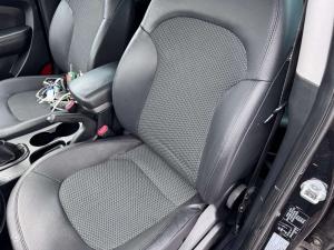 Black Hyundai ix35 2012 in Alytus, with an engine capacity of 1.59 L and mileage of 220 thousand km for 5950 €, photo 14 on AUTOMOTO.COM.LV