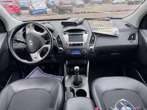 Black Hyundai ix35 2012 in Alytus, with an engine capacity of 1.59 L and mileage of 220 thousand km for 5950 €, photo 15 on AUTOMOTO.COM.LV