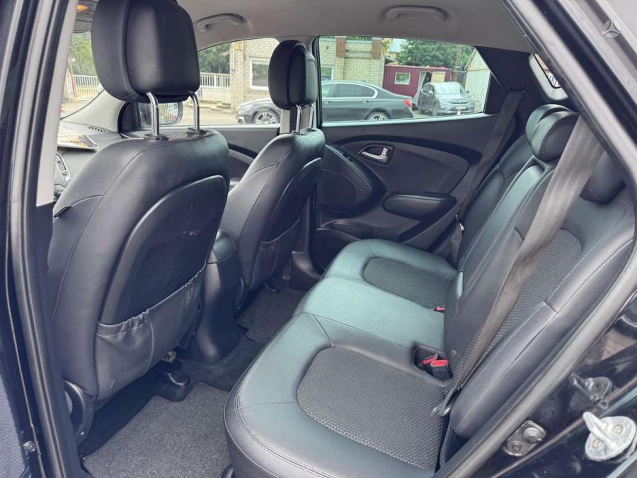 Black Hyundai ix35 2012 in Alytus, with an engine capacity of 1.59 L and mileage of 220 thousand km for 5950 €, photo 16 on AUTOMOTO.COM.LV
