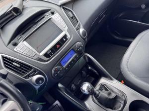 Black Hyundai ix35 2012 in Alytus, with an engine capacity of 1.59 L and mileage of 220 thousand km for 5950 €, photo 17 on AUTOMOTO.COM.LV