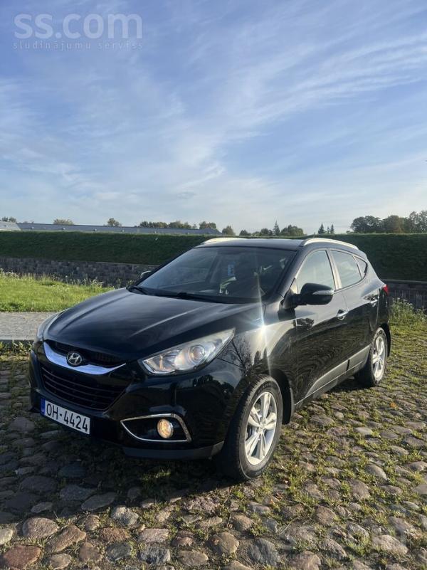 Melns Hyundai ix35 2012 Daugavpils, ar dzinēja tilpumu 2.00 L un nobraukumu 254 tūkst. km par 6250 €, foto 3 vietnē AUTOMOTO.COM.LV