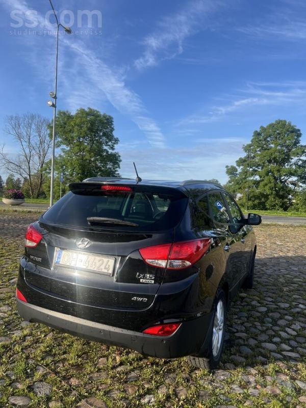 Melns Hyundai ix35 2012 Daugavpils, ar dzinēja tilpumu 2.00 L un nobraukumu 254 tūkst. km par 6250 €, foto 4 vietnē AUTOMOTO.COM.LV
