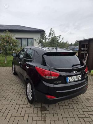 Black Hyundai ix35 2012 in Vilnius, with an engine capacity of 2.00 L and mileage of 296 thousand km for 6000 €, photo 1 on AUTOMOTO.COM.LV