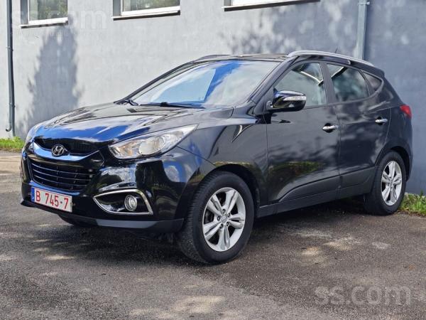 Hyundai ix35 2012 in Ogre on AUTOMOTO.COM.LV Black Hyundai ix35 2012 in Ogre, with an engine capacity of 2.00 L and mileage of 218 thousand km for 7270 β¬, photo 3 on AUTOMOTO.COM.LV