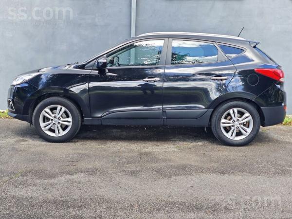 Hyundai ix35 2012 in Ogre on AUTOMOTO.COM.LV Black Hyundai ix35 2012 in Ogre, with an engine capacity of 2.00 L and mileage of 218 thousand km for 7270 β¬, photo 4 on AUTOMOTO.COM.LV