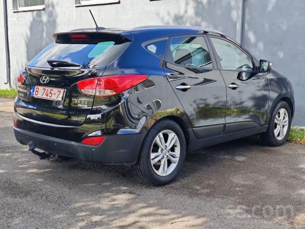 Hyundai ix35 2012 in Ogre on AUTOMOTO.COM.LV Black Hyundai ix35 2012 in Ogre, with an engine capacity of 2.00 L and mileage of 218 thousand km for 7270 β¬, photo 6 on AUTOMOTO.COM.LV