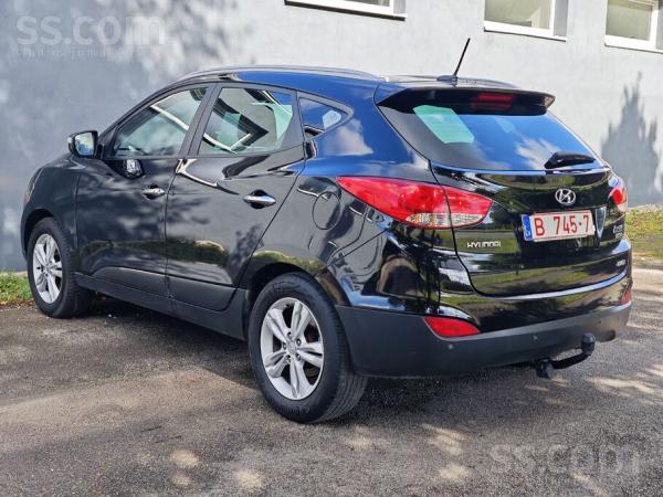 Hyundai ix35 2012 in Ogre on AUTOMOTO.COM.LV Black Hyundai ix35 2012 in Ogre, with an engine capacity of 2.00 L and mileage of 218 thousand km for 7270 β¬, photo 7 on AUTOMOTO.COM.LV