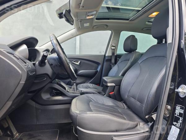 Hyundai ix35 2012 in Ogre on AUTOMOTO.COM.LV Black Hyundai ix35 2012 in Ogre, with an engine capacity of 2.00 L and mileage of 218 thousand km for 7270 β¬, photo 8 on AUTOMOTO.COM.LV