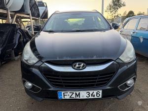 Black Hyundai ix35 2012 in Siauliai, with an engine capacity of 1.69 L and mileage of 400 thousand km for 2000 €, photo 3 on AUTOMOTO.COM.LV