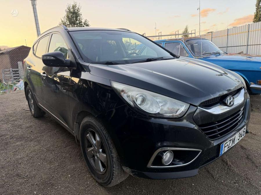 Black Hyundai ix35 2012 in Siauliai, with an engine capacity of 1.69 L and mileage of 400 thousand km for 2000 €, photo 4 on AUTOMOTO.COM.LV