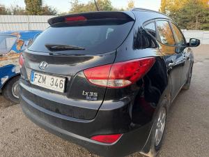Black Hyundai ix35 2012 in Siauliai, with an engine capacity of 1.69 L and mileage of 400 thousand km for 2000 €, photo 5 on AUTOMOTO.COM.LV