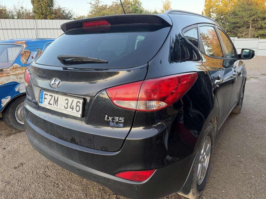 Black Hyundai ix35 2012 in Siauliai, with an engine capacity of 1.69 L and mileage of 400 thousand km for 2000 €, photo 5 on AUTOMOTO.COM.LV