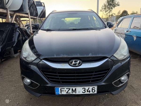 Black Hyundai ix35 2012 in Siauliai, with an engine capacity of 1.69 L and mileage of 400 thousand km for 2000 €, photo 6 on AUTOMOTO.COM.LV