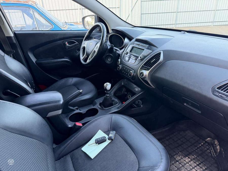 Black Hyundai ix35 2012 in Siauliai, with an engine capacity of 1.69 L and mileage of 400 thousand km for 2000 €, photo 12 on AUTOMOTO.COM.LV