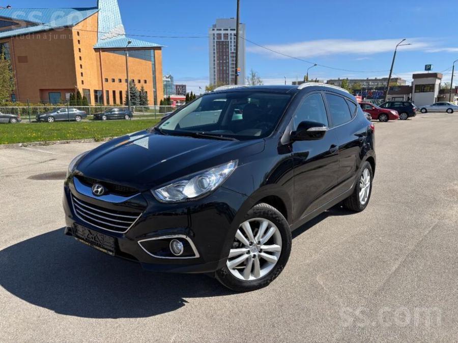 Black Hyundai ix35 2013 in Riga, with an engine capacity of 2.00 L and mileage of 208 thousand km for 8950 €, photo 1 on AUTOMOTO.COM.LV