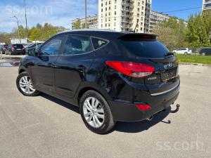 Black Hyundai ix35 2013 in Riga, with an engine capacity of 2.00 L and mileage of 208 thousand km for 8950 €, photo 2 on AUTOMOTO.COM.LV