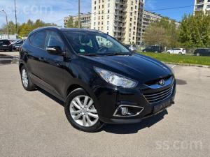 Black Hyundai ix35 2013 in Riga, with an engine capacity of 2.00 L and mileage of 208 thousand km for 8950 €, photo 3 on AUTOMOTO.COM.LV