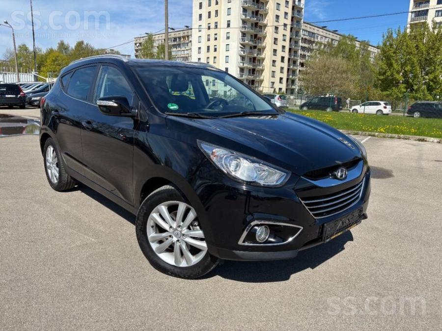 Black Hyundai ix35 2013 in Riga, with an engine capacity of 2.00 L and mileage of 208 thousand km for 8950 €, photo 3 on AUTOMOTO.COM.LV