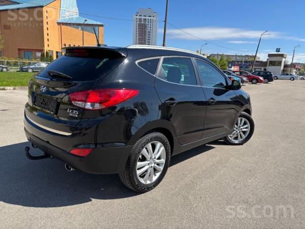 Black Hyundai ix35 2013 in Riga, with an engine capacity of 2.00 L and mileage of 208 thousand km for 8950 €, photo 4 on AUTOMOTO.COM.LV