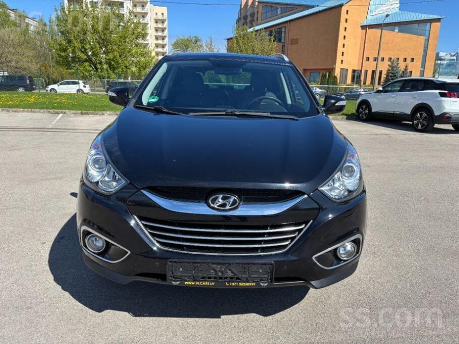 Black Hyundai ix35 2013 in Riga, with an engine capacity of 2.00 L and mileage of 208 thousand km for 8950 €, photo 5 on AUTOMOTO.COM.LV