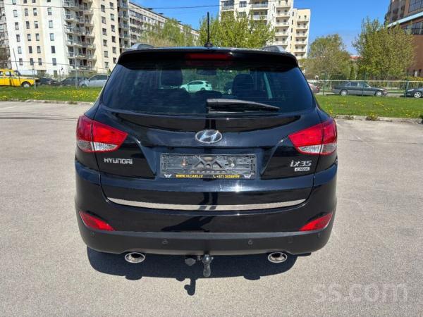 Black Hyundai ix35 2013 in Riga, with an engine capacity of 2.00 L and mileage of 208 thousand km for 8950 €, photo 6 on AUTOMOTO.COM.LV