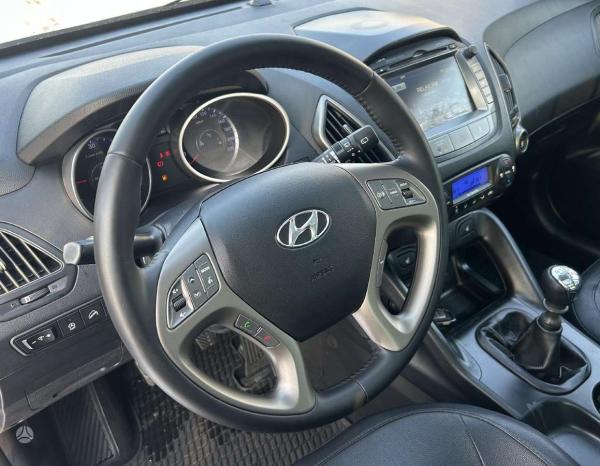Black Hyundai ix35 2013 in Taurage, with an engine capacity of 1.69 L and mileage of 240 thousand km for 6500 €, photo 10 on AUTOMOTO.COM.LV