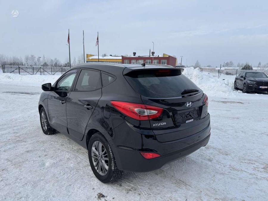 Black Hyundai ix35 2013 in Telschi, with an engine capacity of 1.69 L and mileage of 220 thousand km for 6700 €, photo 5 on AUTOMOTO.COM.LV